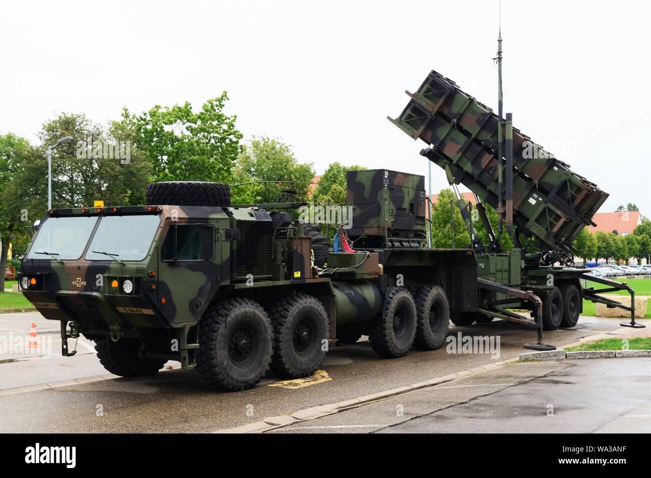 Us-Soldaten und Zivilisten beobachten eine MIM-104 Patriot flarak (SAM ...