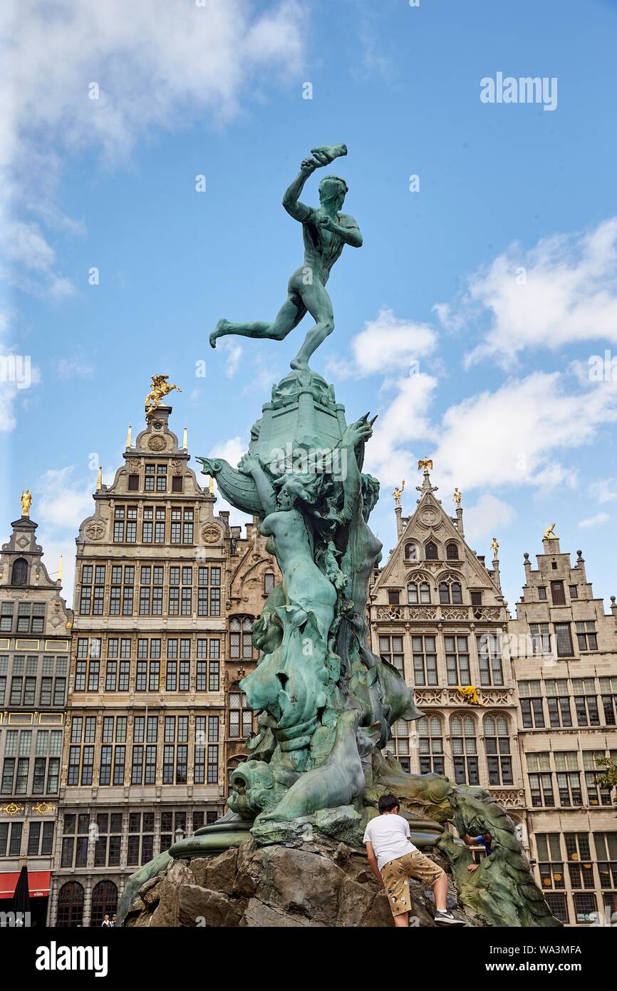 Brunnen mit brunnenfigur am grote markt in antwerpen -Fotos und -Bildmaterial in hoher Auflösung ...