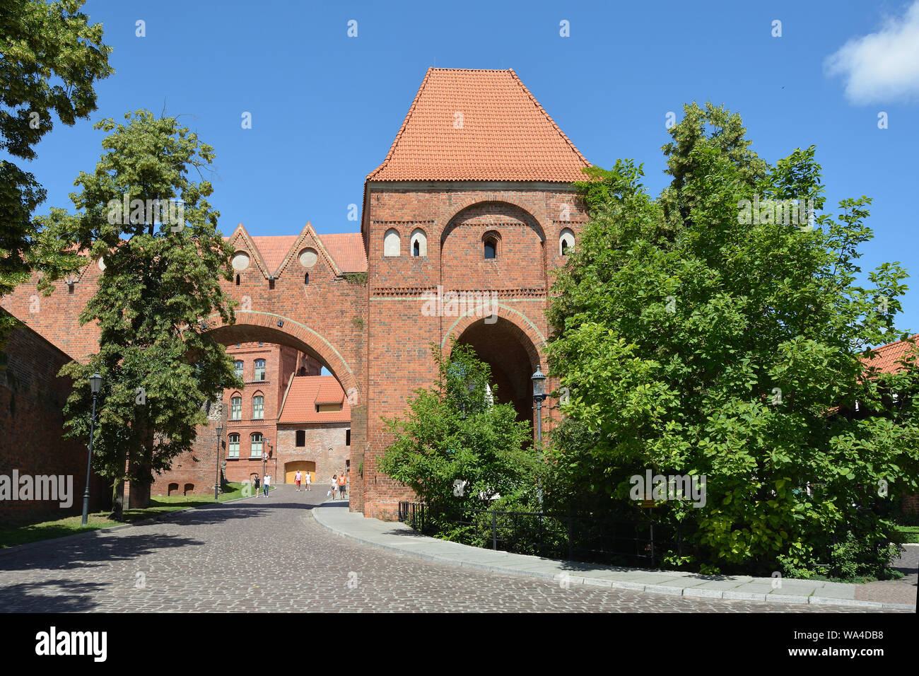 Alte Stadtmauer von Thorn mit einem Wehrturm aus dem 13. Jahrhundert ...