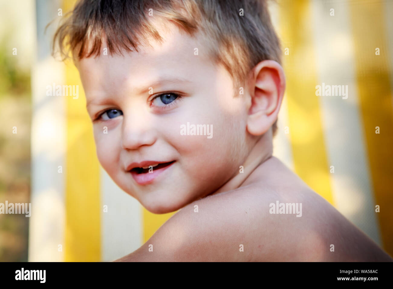 Sonnenbad knabe -Fotos und -Bildmaterial in hoher Auflösung – Alamy