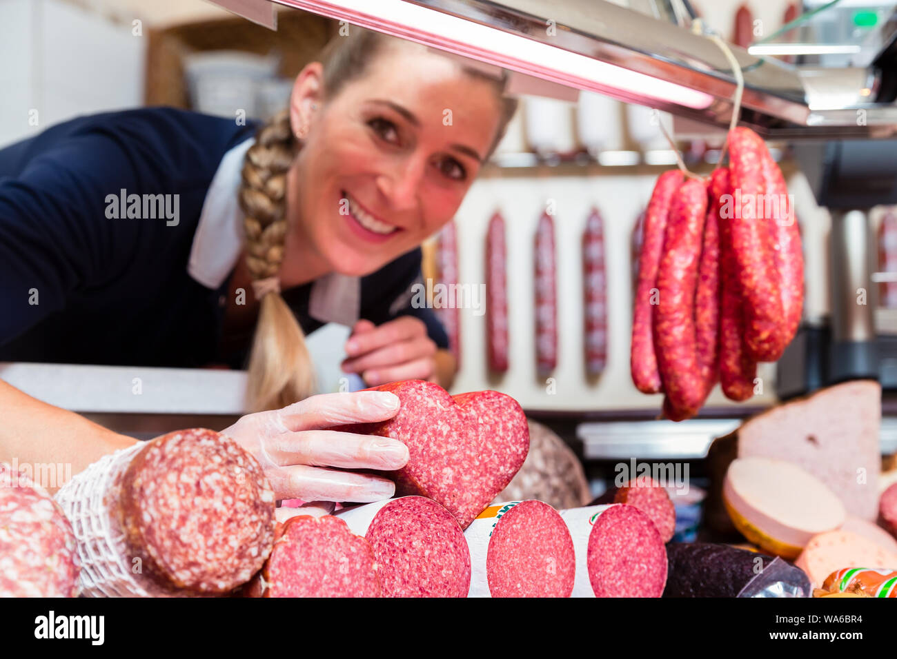 Frisches fleisch und wurst in einer metzgerei -Fotos und -Bildmaterial ...