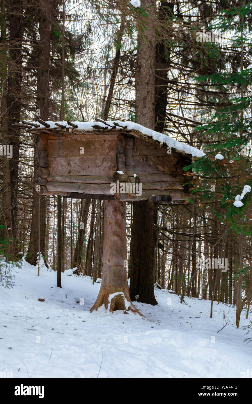 Traditionelle hölzerne Scheune der indigenen Völker des Ural und ...