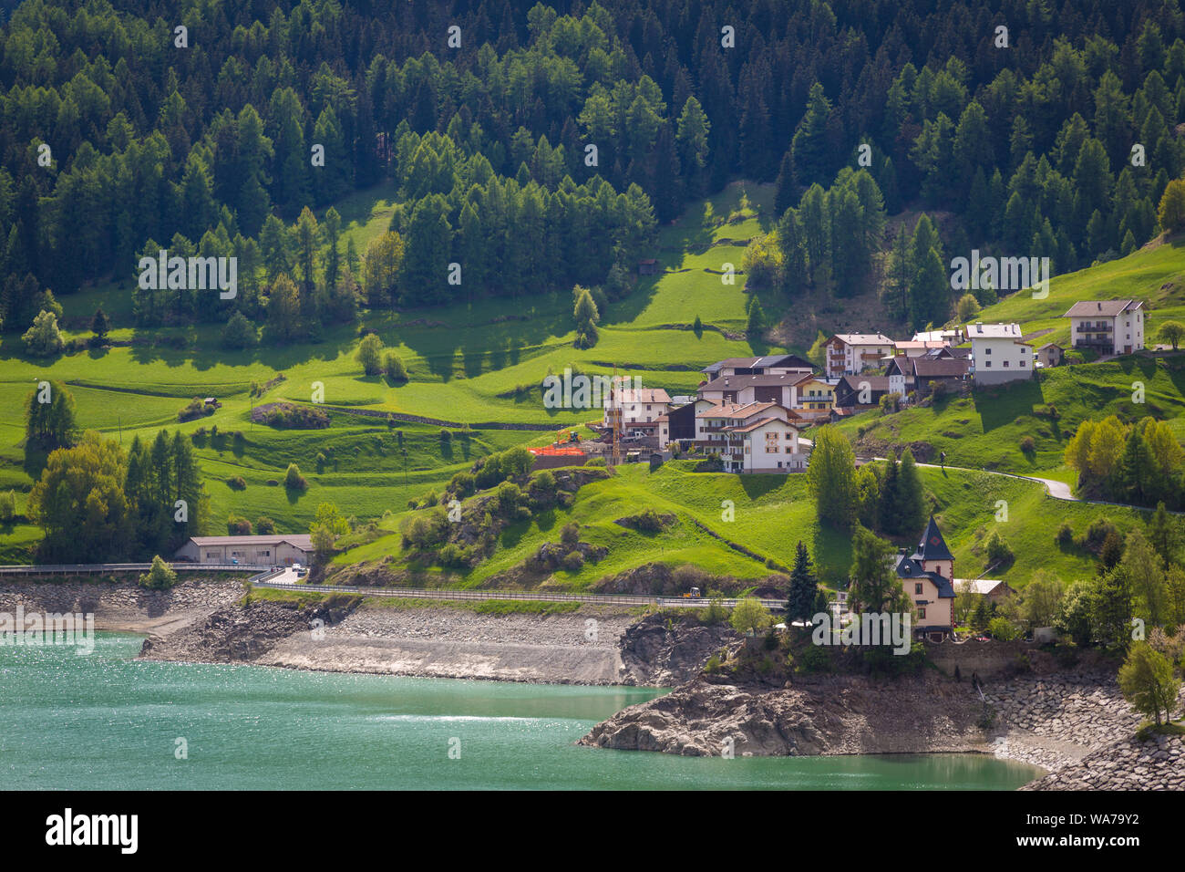Italien der reschensee und im hintergrund der ortler -Fotos und ...