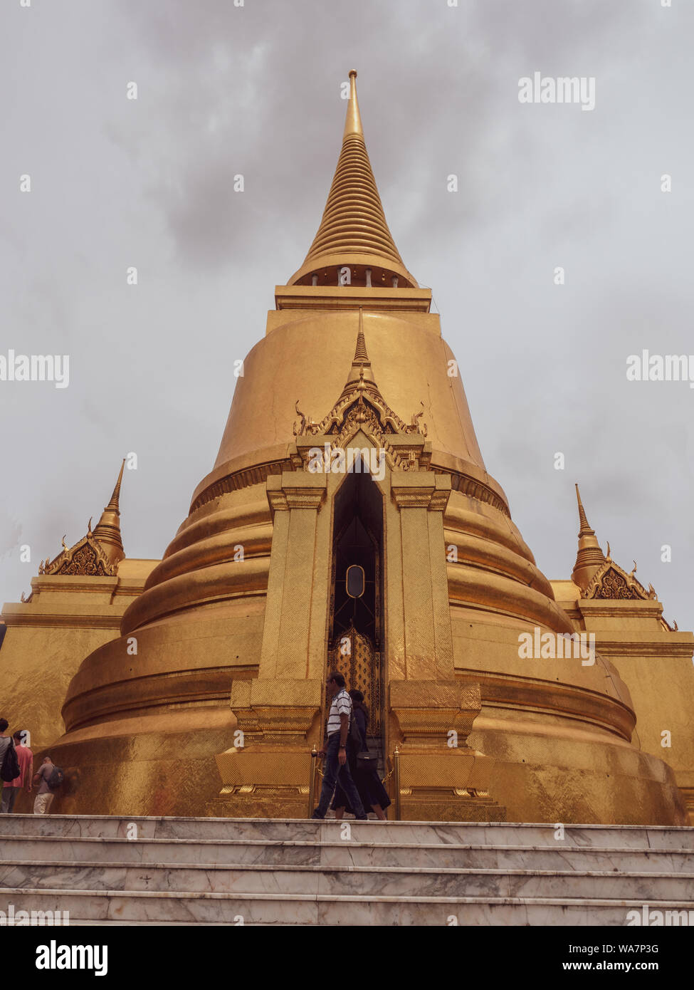 Gold rich temple -Fotos und -Bildmaterial in hoher Auflösung – Alamy