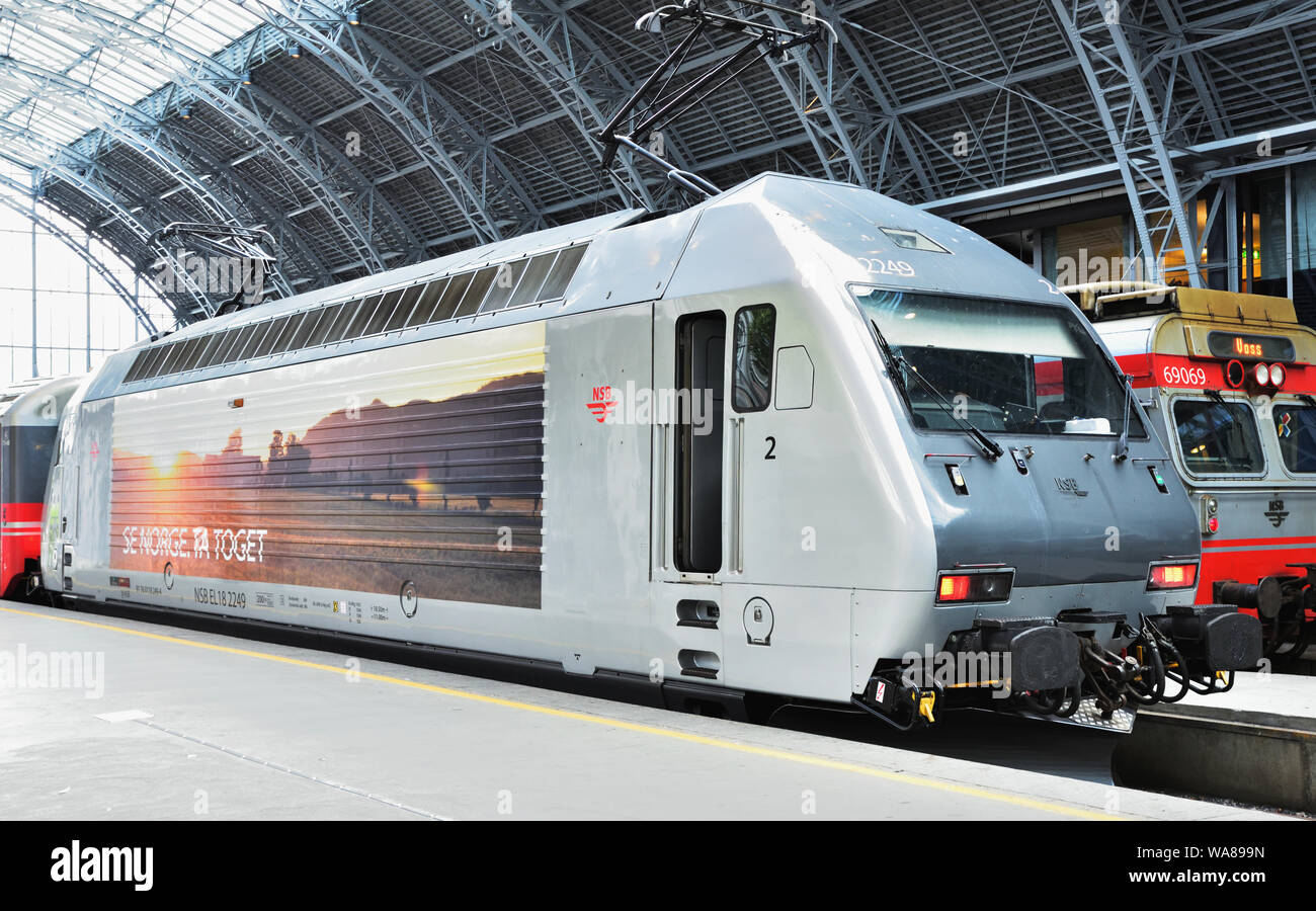 NSB Klasse EL 18 elektrische Lokomotive. 2249 steht am Bergen Central ...