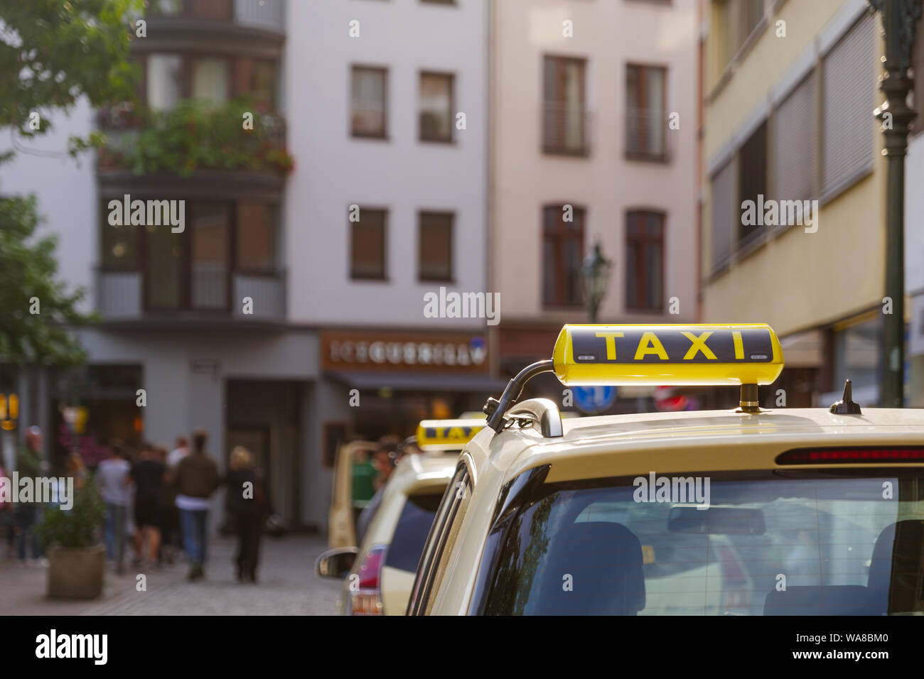 German taxi stand -Fotos und -Bildmaterial in hoher Auflösung – Alamy