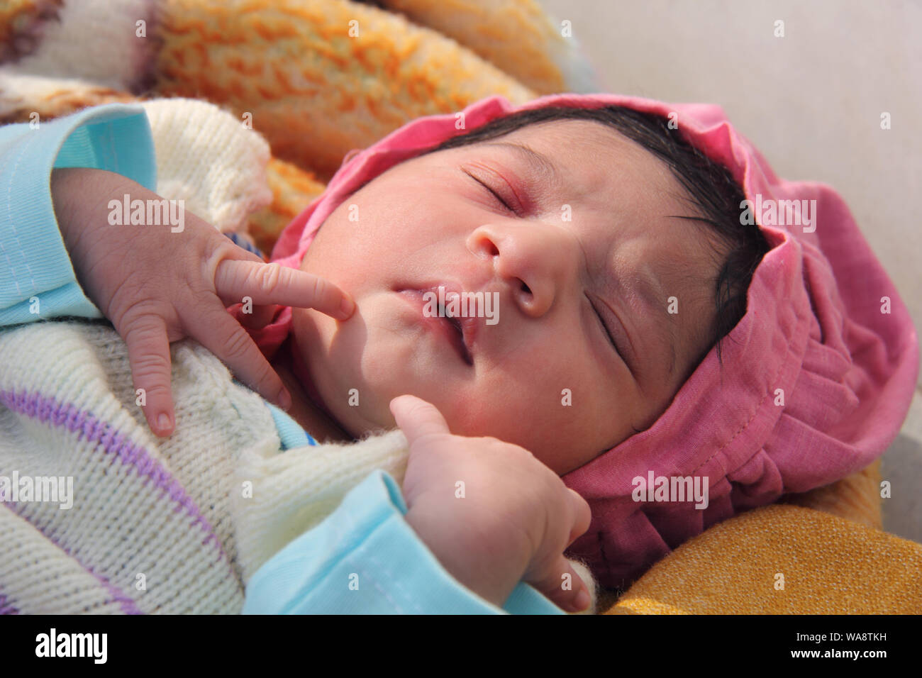 New born baby girl -Fotos und -Bildmaterial in hoher Auflösung – Alamy