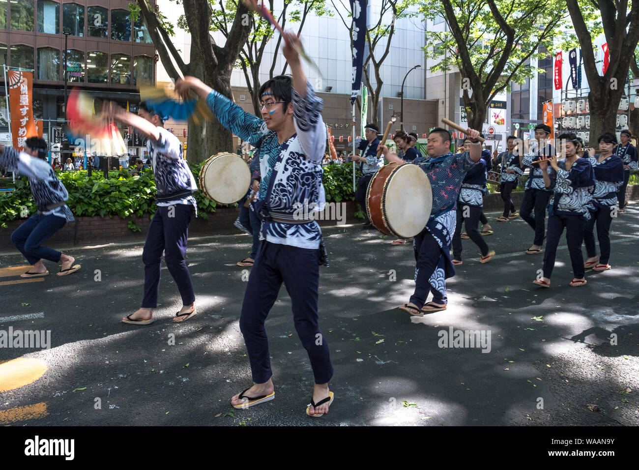 Auf dem berühmten Aoba-matsuri Festival in Sendai, Japan, tanzen und ...