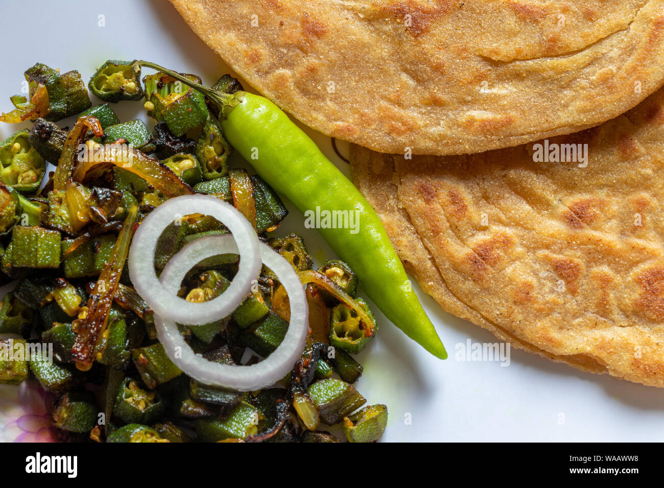 Lachha Paratha, ganze Weizen layered Fladenbrot mit Masala Bhindi sabzi ...