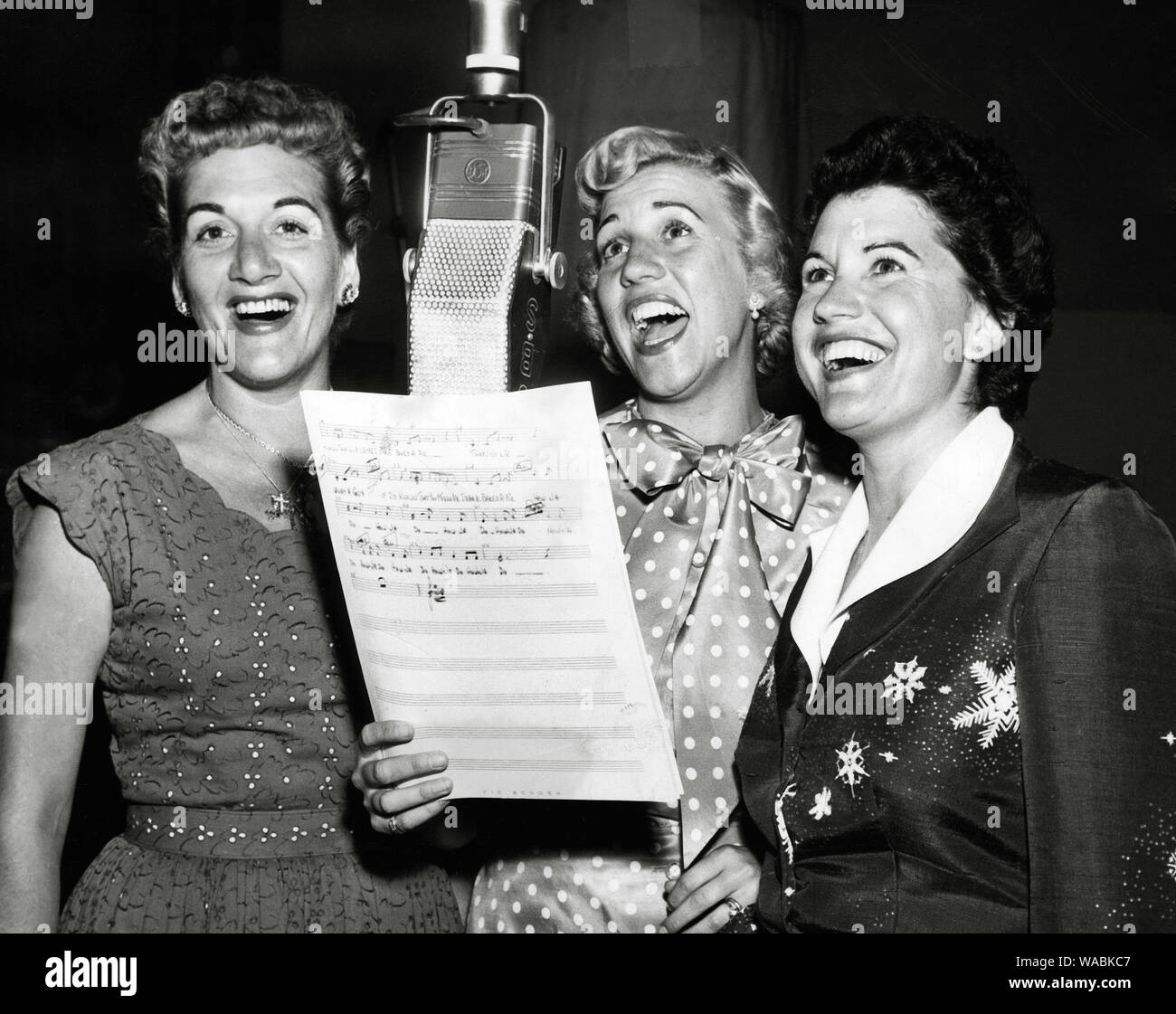 Maxene andrews -Fotos und -Bildmaterial in hoher Auflösung – Alamy