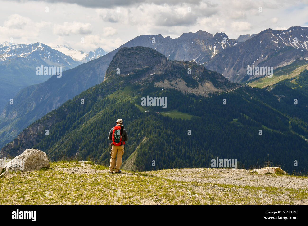 Wanderer mit rotem rucksack -Fotos und -Bildmaterial in hoher Auflösung ...