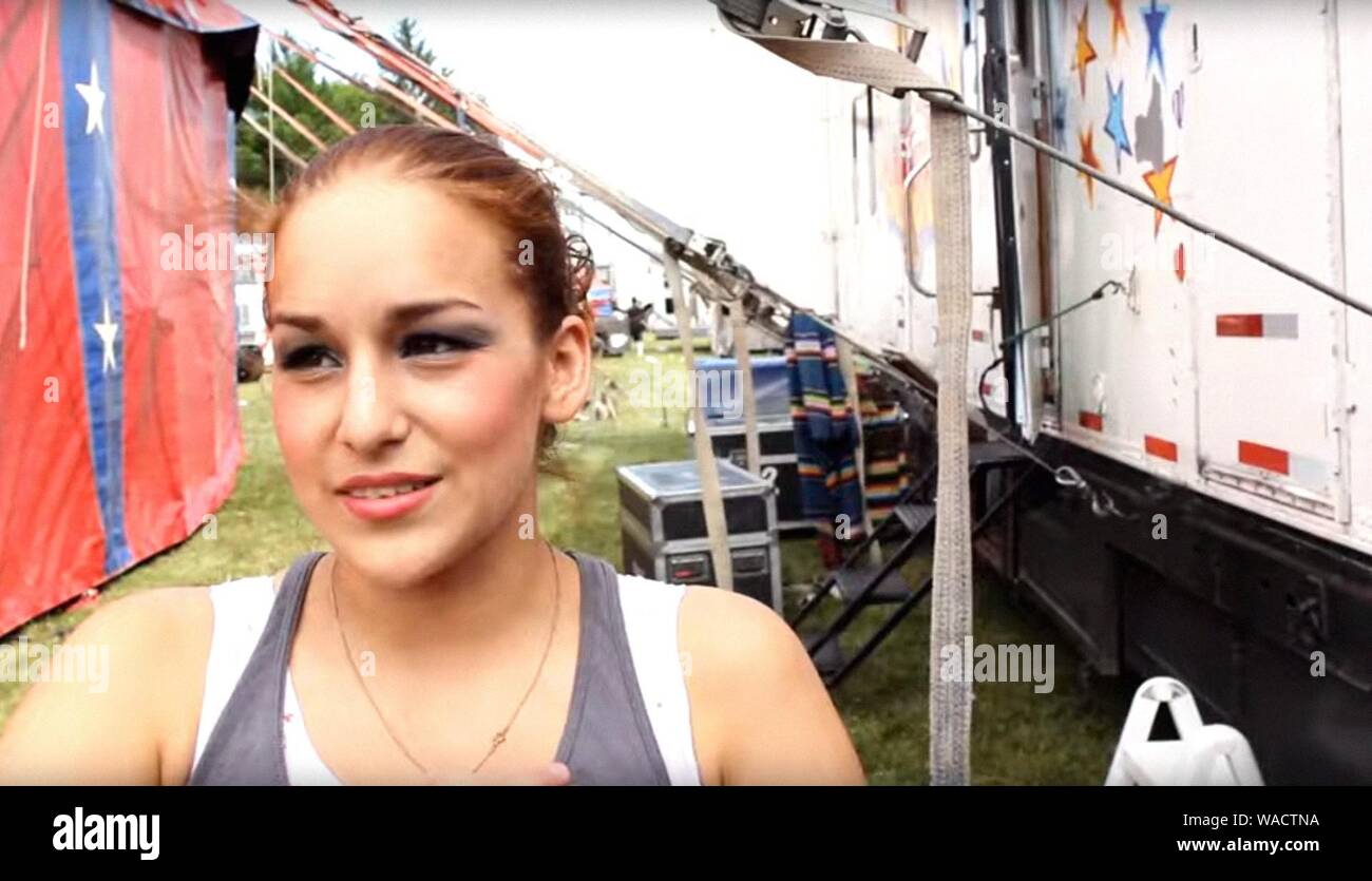 Der Zirkus: die Straße hinunter, ein luftakrobat mit dem Carson ...