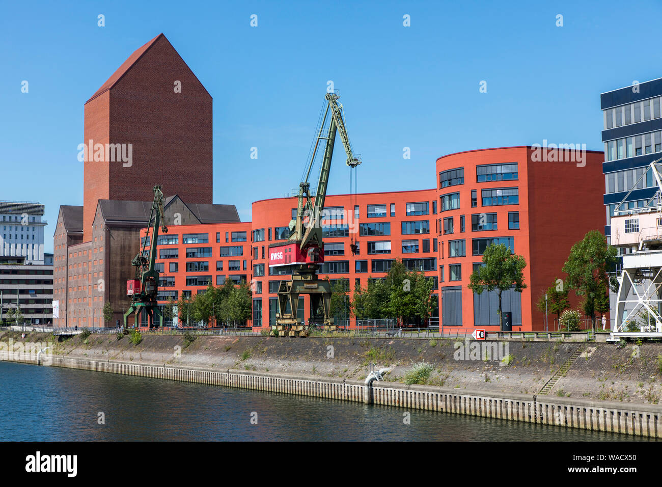 Duisburg, Innenhafen, Bürogebäude, Backstein Turm des Landesarchivs NRW ...