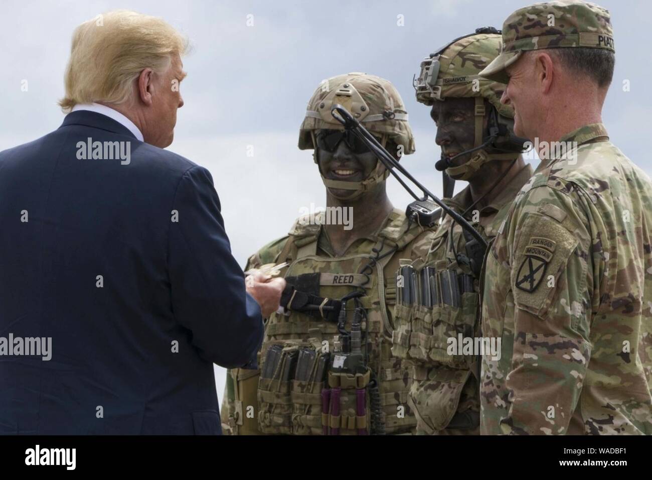 Trump bei fort drum -Fotos und -Bildmaterial in hoher Auflösung – Alamy