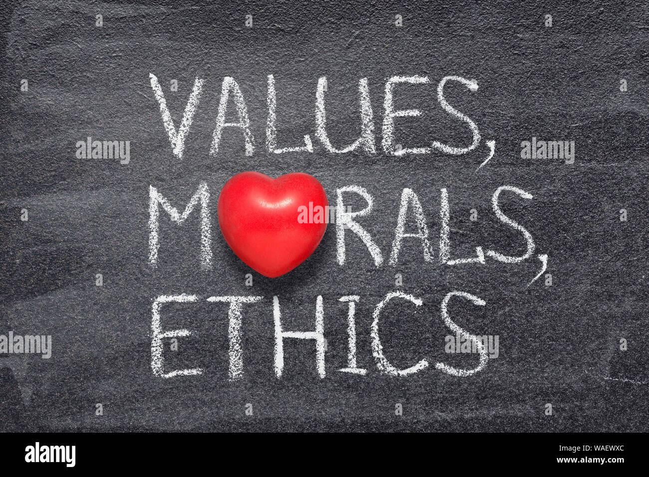 Werte, Moral, Ethik Wörter auf Schiefertafel mit roten Herzen Symbol ...