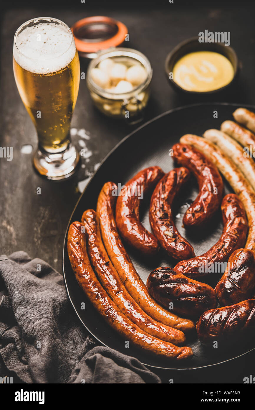 Bayerische Abendessen mit Pilsener Bier, Wurst, Soße in Gläsern ...
