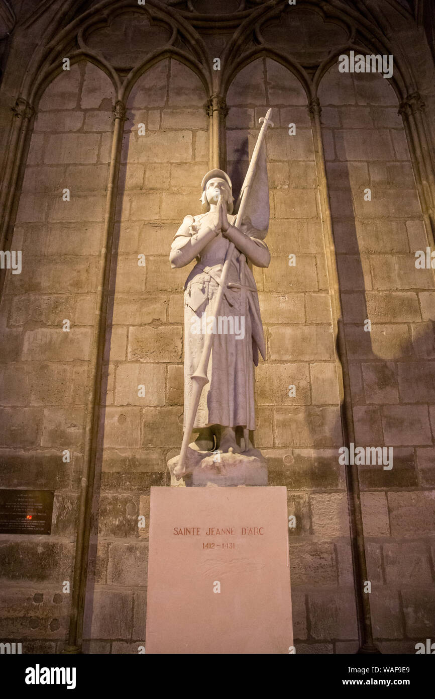 Jeanne D'Arc Statue in der Kathedrale Notre Dame Stockfotografie - Alamy