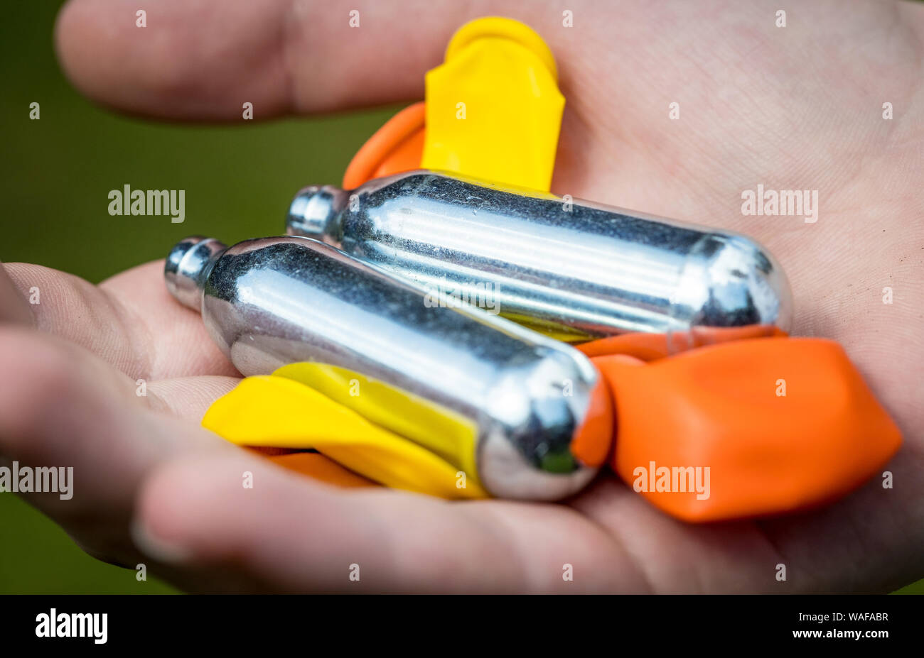 Laughing gas balloons -Fotos und -Bildmaterial in hoher Auflösung – Alamy