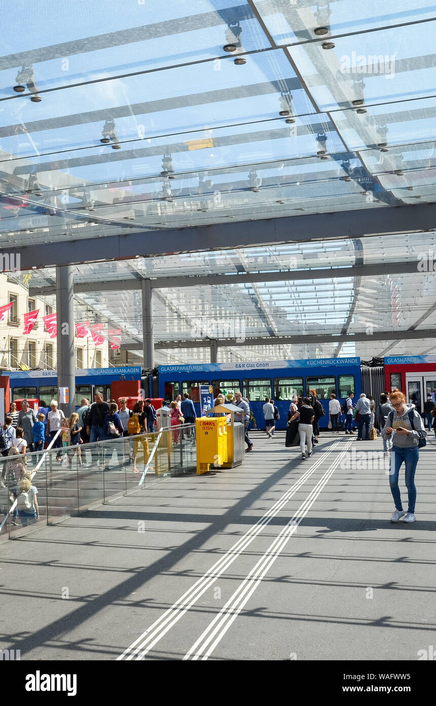 Bern, Schweiz - 14 August 2019: Leute, die unter dem Dach in der ...
