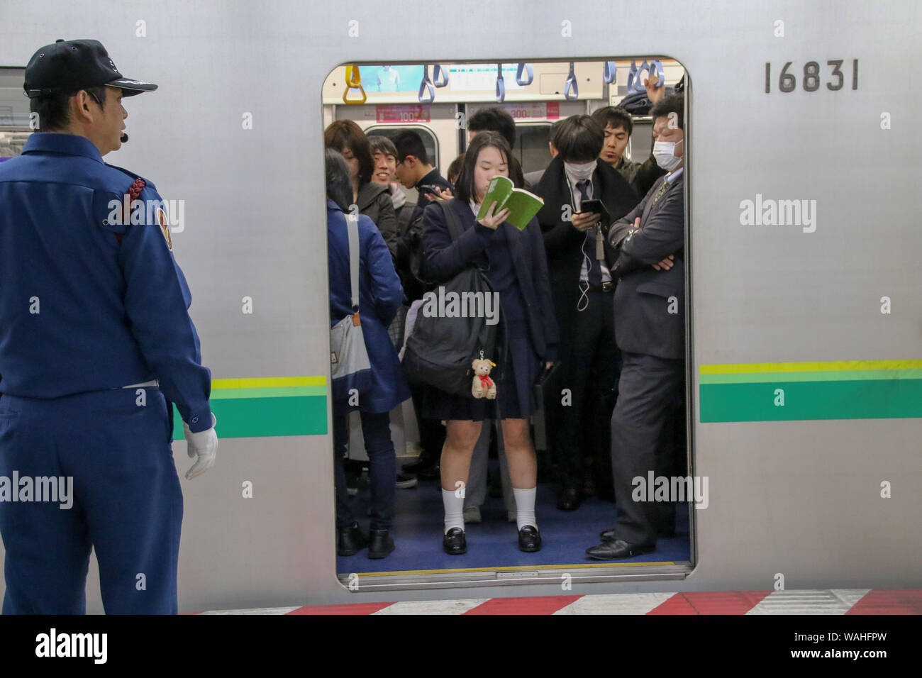 Packed tokyo train -Fotos und -Bildmaterial in hoher Auflösung – Alamy