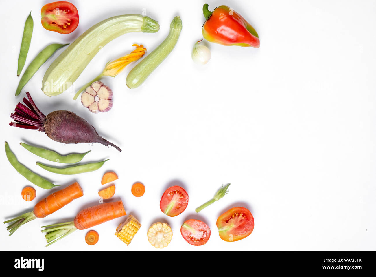 Muster aus weißen, Tomaten, Paprika, Mais, Zwiebeln, rote Bete, Karotte ...