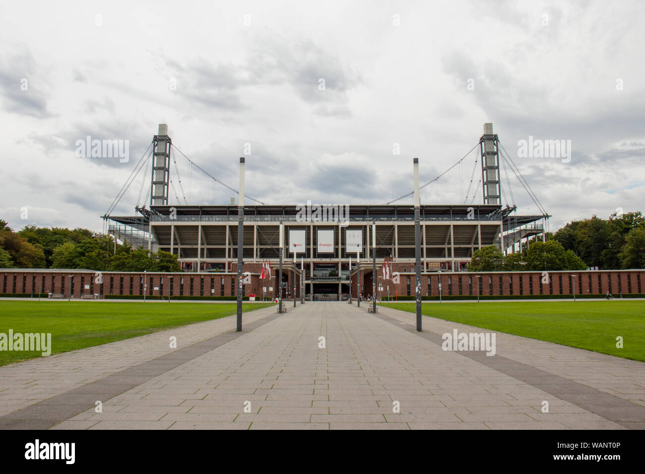 Rheinenergie stadion sitze -Fotos und -Bildmaterial in hoher Auflösung ...