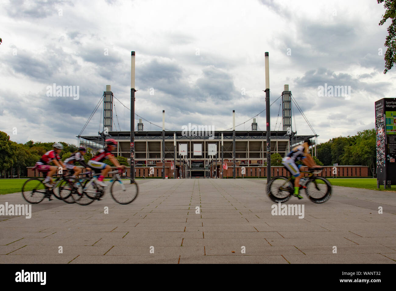 Race Bikes vor der Rheinenergie Stadion, Fußball Stadion Köln ...