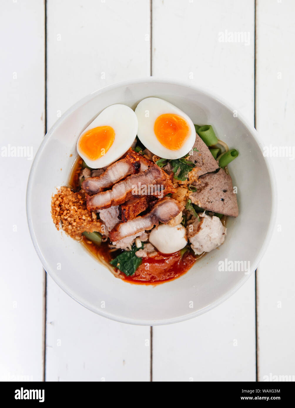 Thai Nudelsuppe mit Schweinefleisch, gekochte Eier, Leber, Fisch, Kugel ...