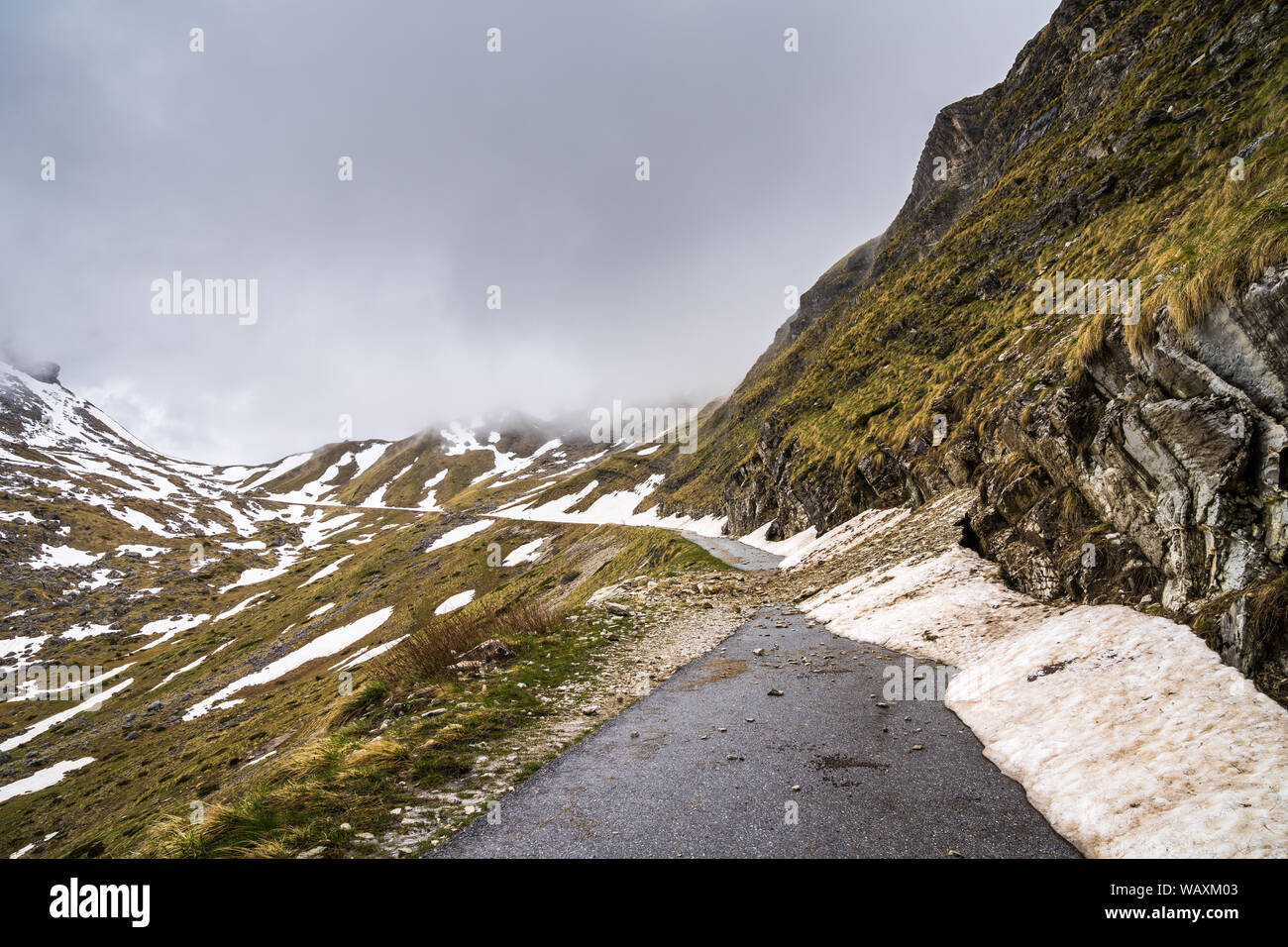 Montenegro, Sedlo pass Route noch in springtide im Mai von viel Schnee ...