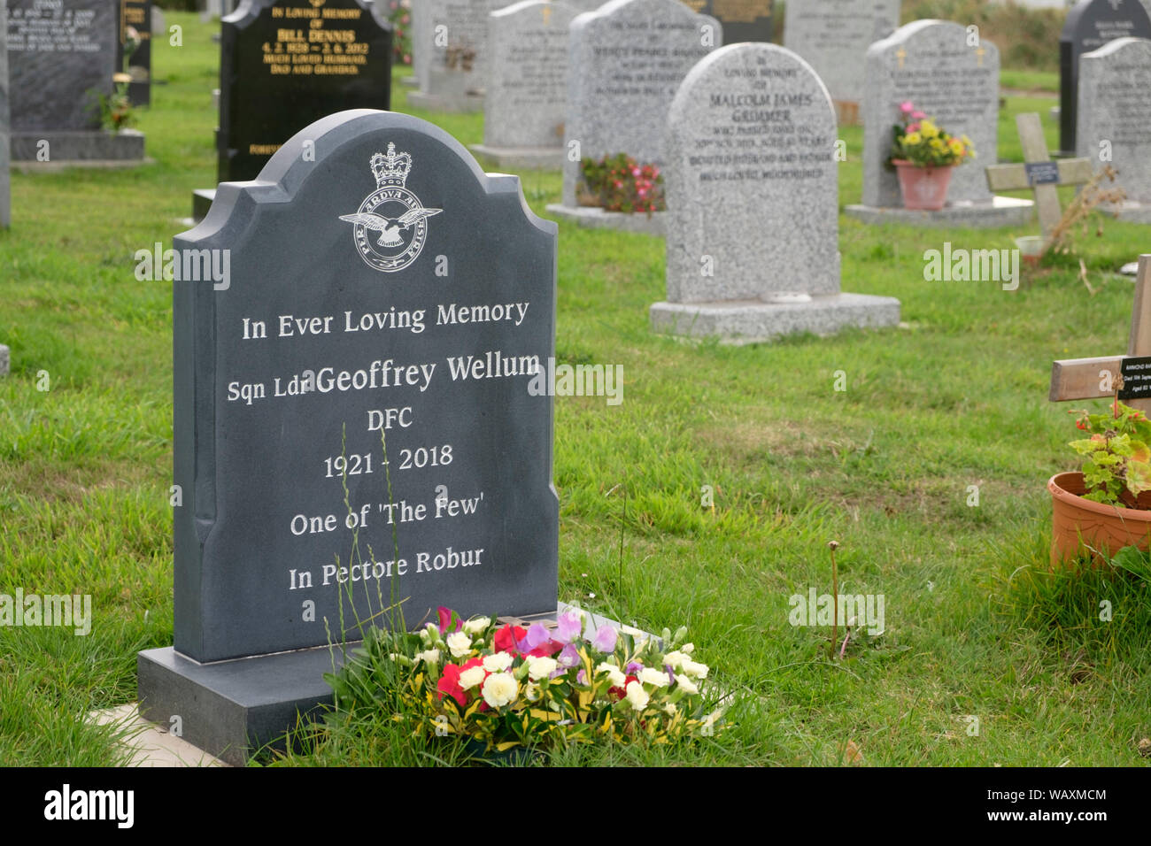 Squadron leader geoffrey wellum dfc -Fotos und -Bildmaterial in hoher ...