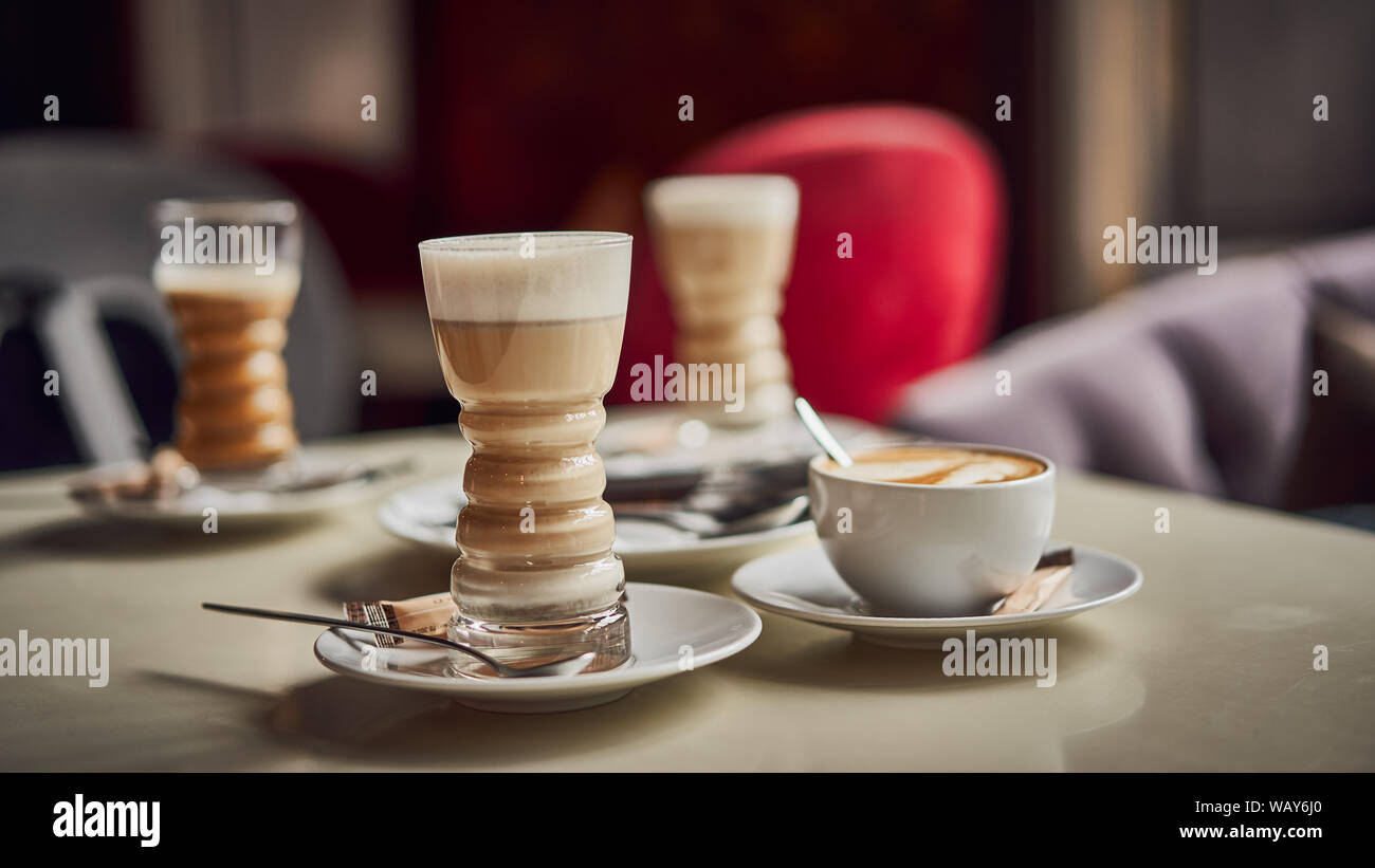 Italienischer Kaffee Mit Milch Stockfotos und -bilder Kaufen - Alamy