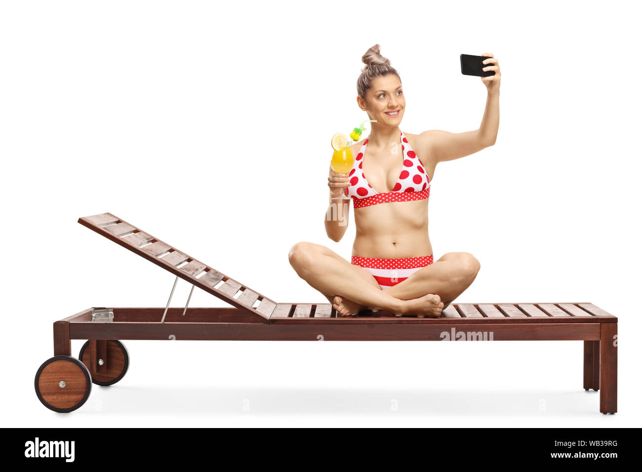 Junges mädchen im bikini am strand Ausgeschnittene Stockfotos und -bilder - Alamy