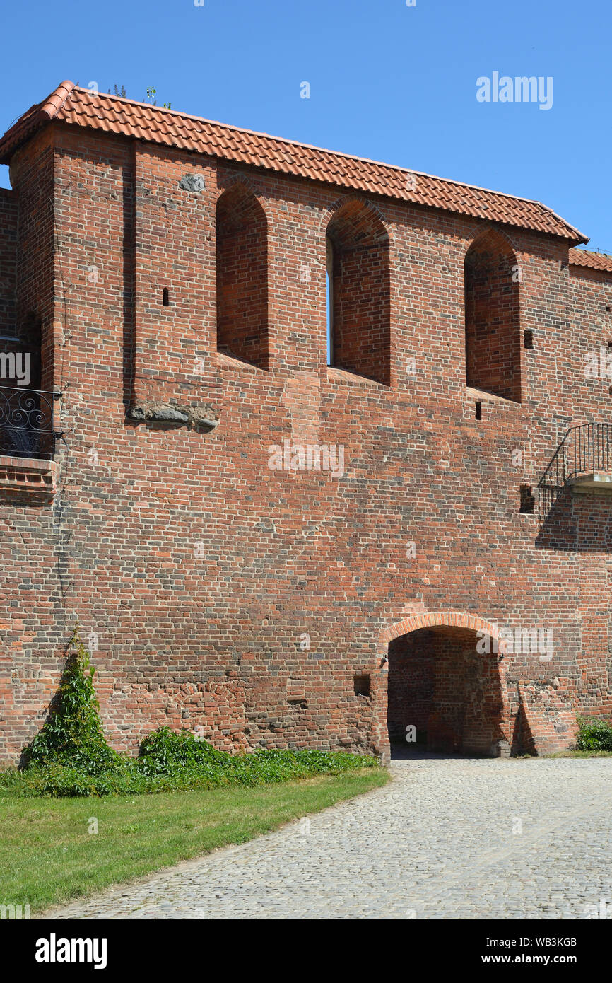Alte Stadtmauer von Thorn mit einem Wehrturm aus dem 13. Jahrhundert ...