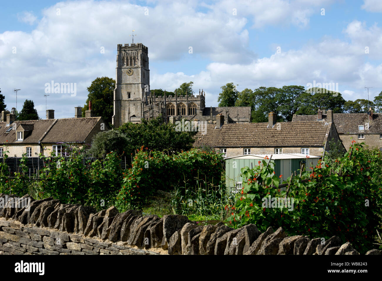 St. Peter und Paul Kirche aus dem nangle Kleingärten, Northleach ...