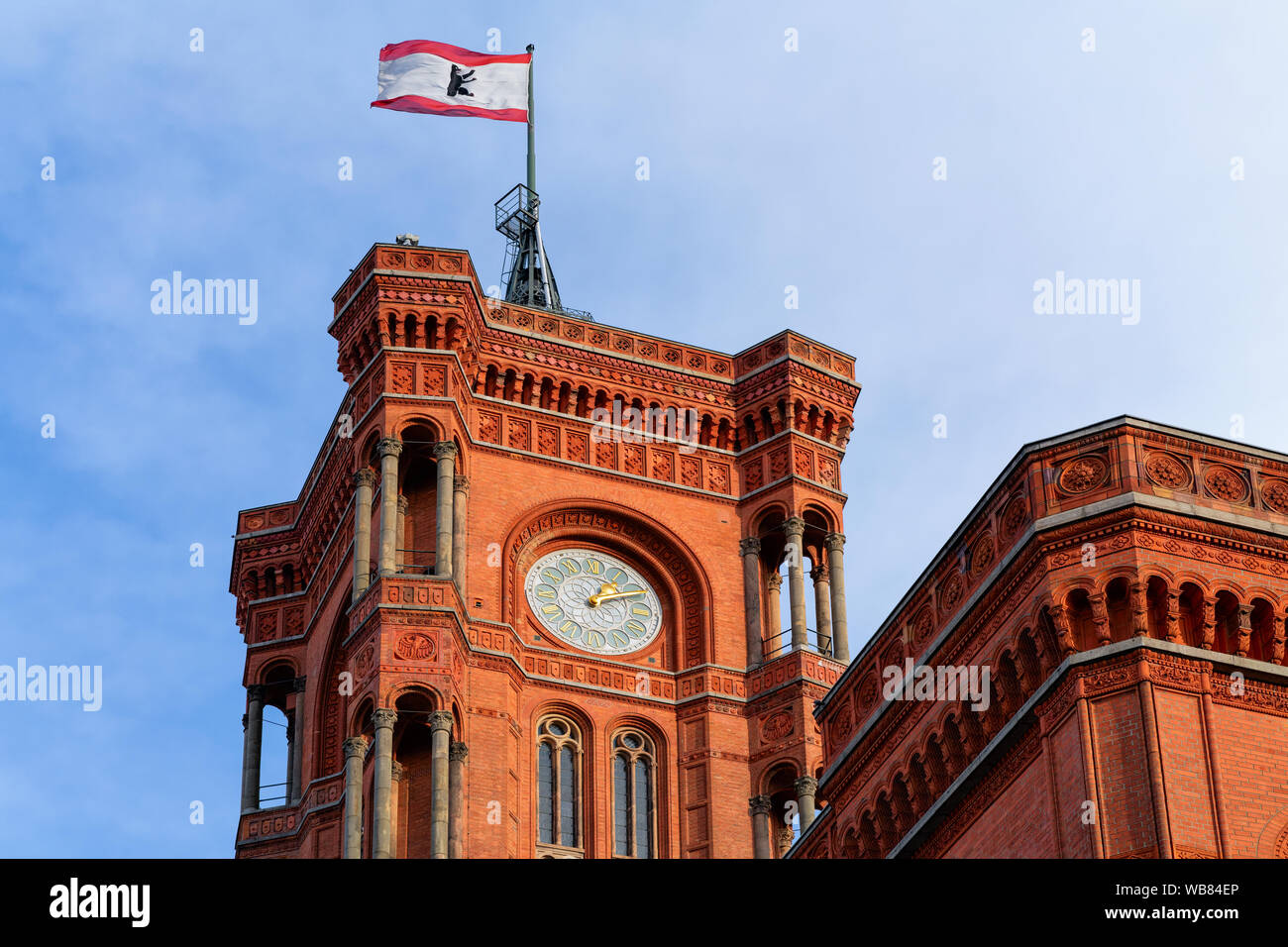 Rotes Rathaus rotes Altes Rathaus mit Fahne im Deutschen Stadtzentrum ...