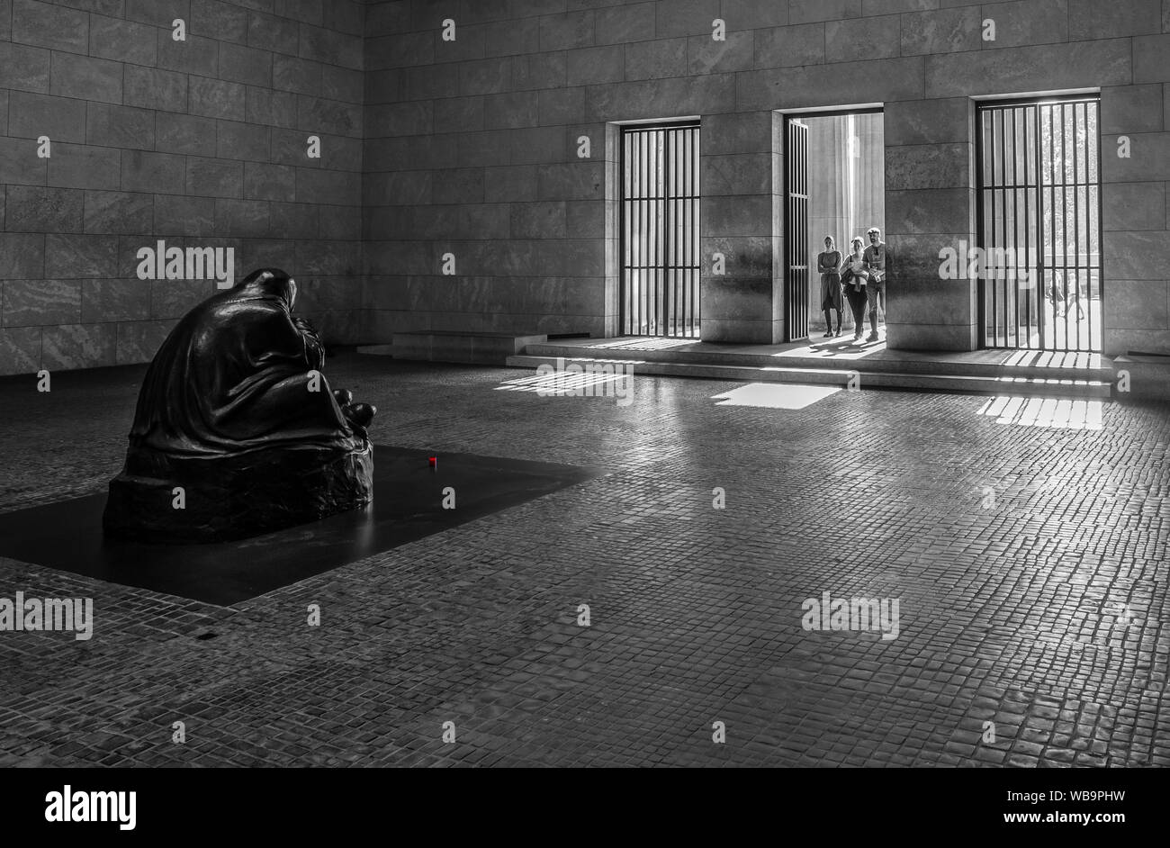 Skulptur "Mutter mit ihrem toten Sohn" von Käthe Kollwitz in der Neuen Wache, Berlin, mit 3 ...