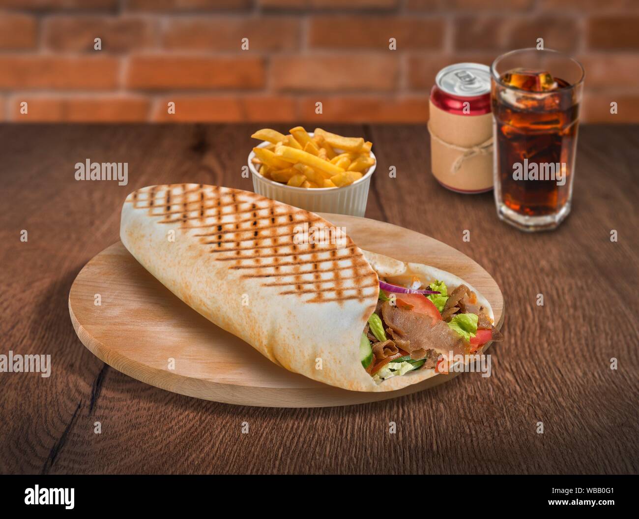 Gyros Pita Sandwich mit Pommes und Cola auf Holz- Hintergrund. Für fast ...