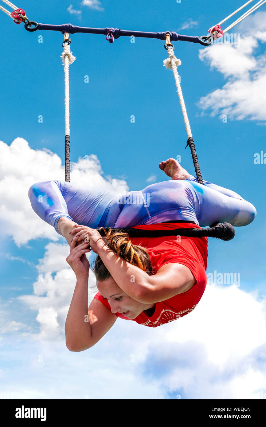Trapeze swing -Fotos und -Bildmaterial in hoher Auflösung – Alamy