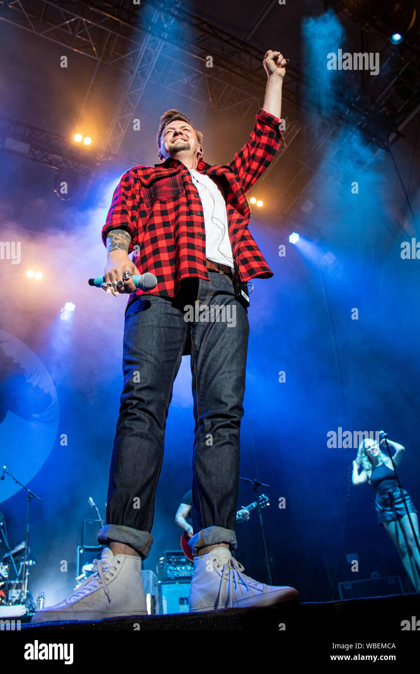 Ben Zucker, deutsche Sängerin in deutschen Schlager genre Berühren ...