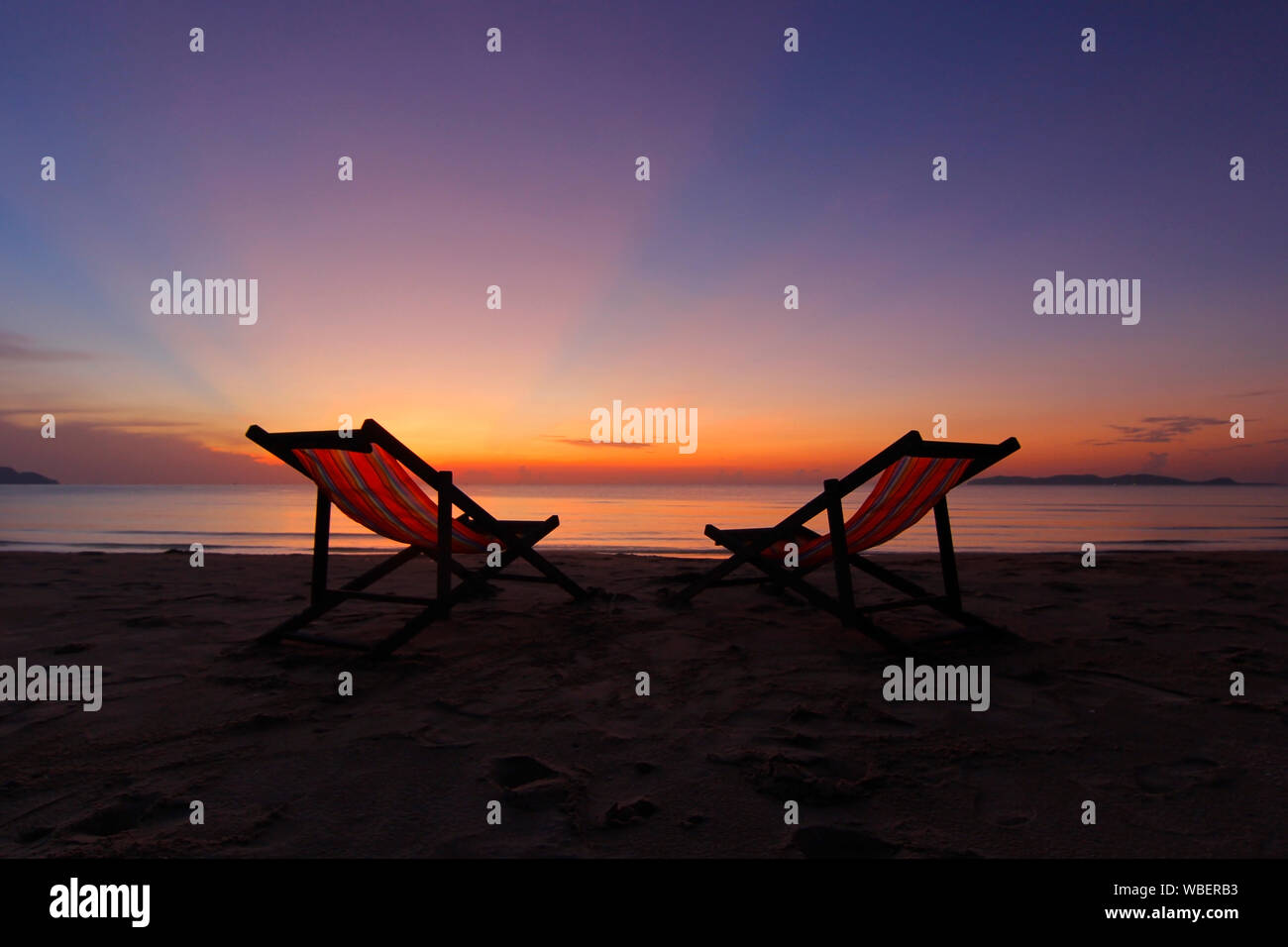 Sonnenliege am strand -Fotos und -Bildmaterial in hoher Auflösung – Alamy