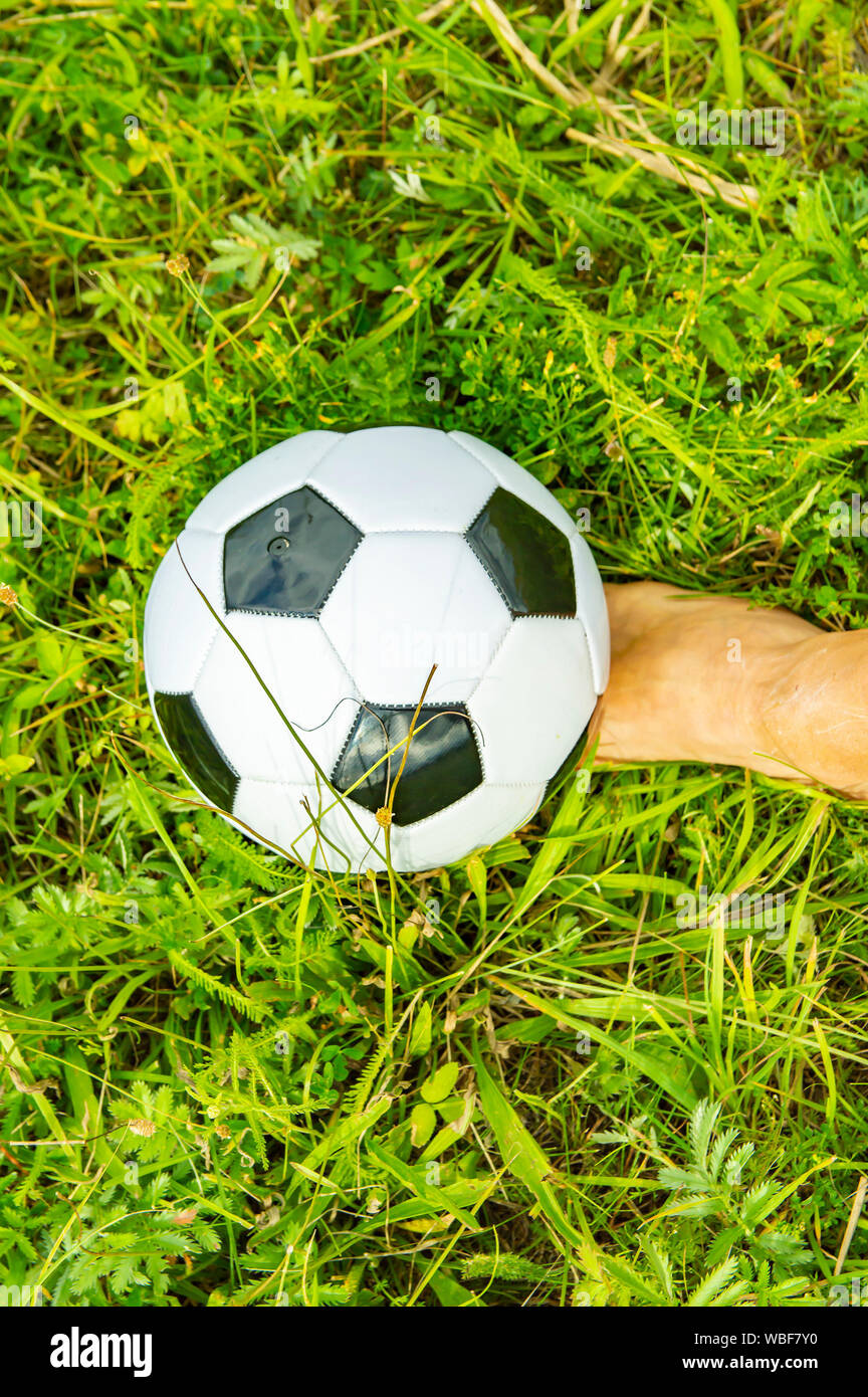 Fußball und barfuß Fußball-Spieler auf grünem Gras. Hintergrundbild ...