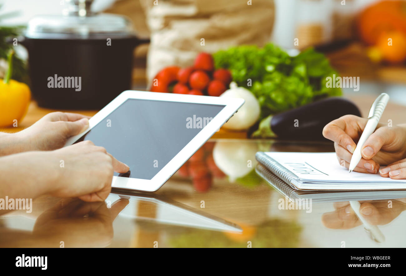 In der Nähe von menschlichen Händen mit Tablet-PC oder Touch Pad. Zwei ...