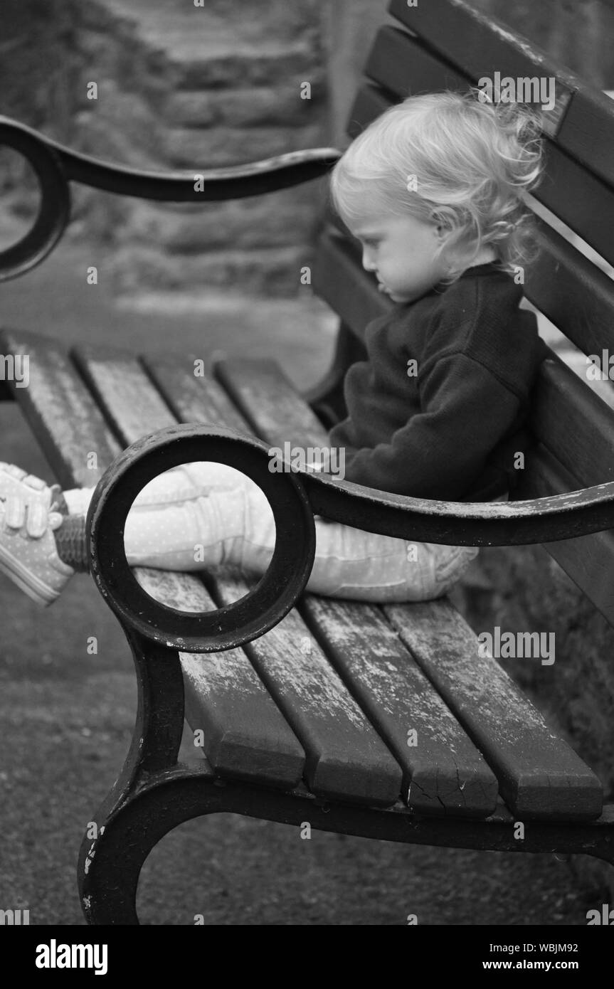 Mädchen auf der bank Schwarzweiß-Stockfotos und -bilder - Alamy
