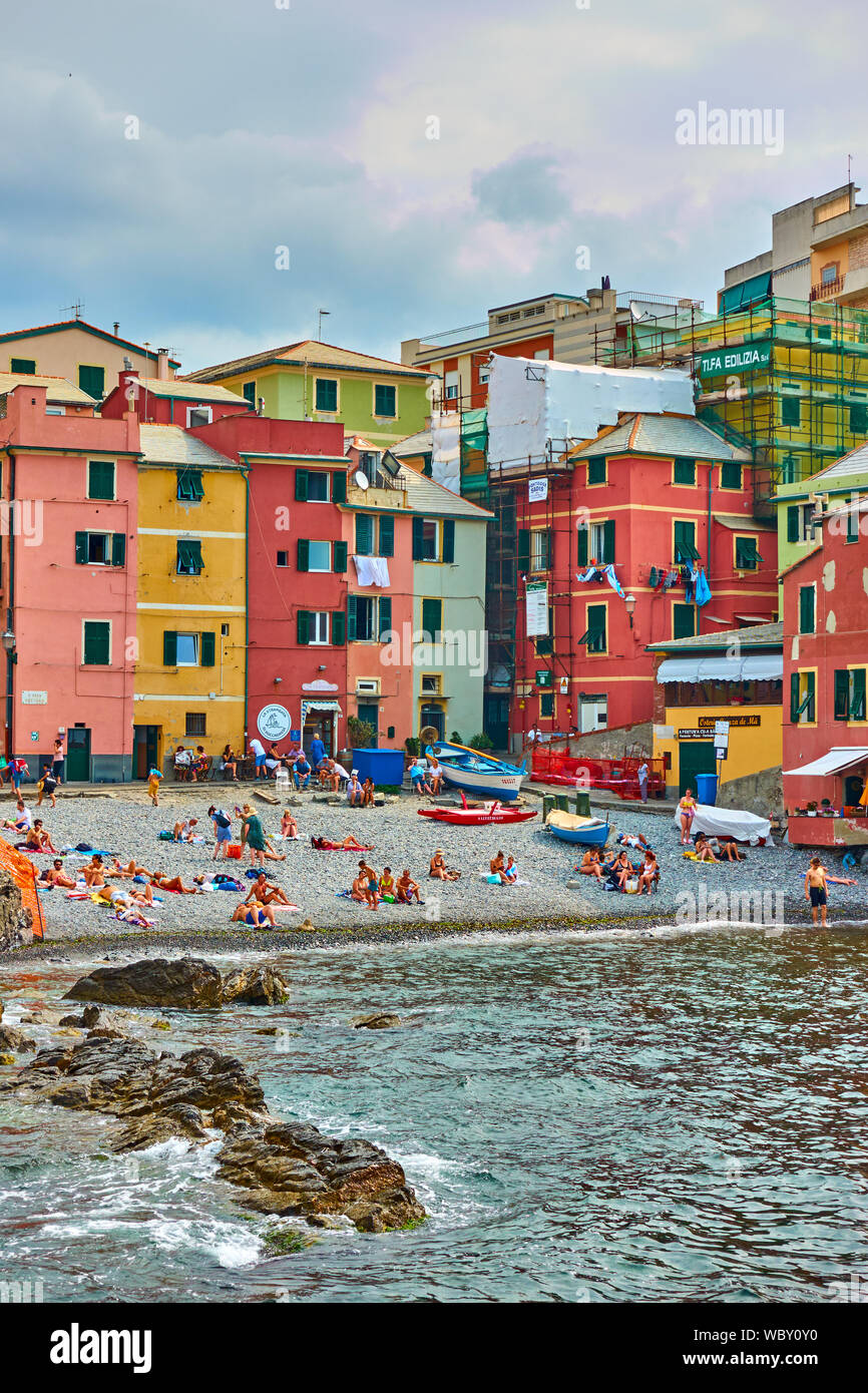 Häuser am boccadasse strand -Fotos und -Bildmaterial in hoher Auflösung – Alamy