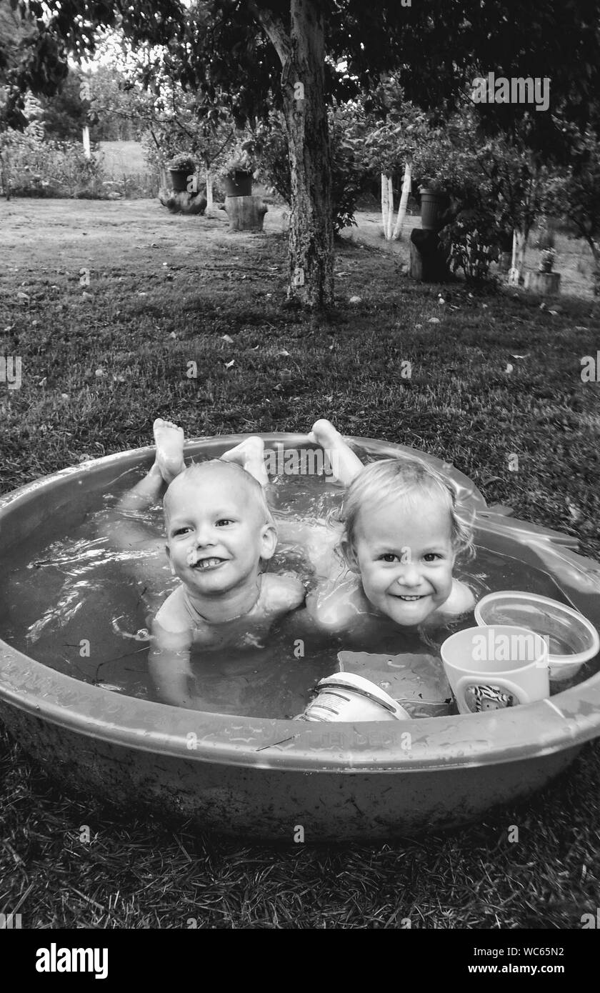 Two boys in bathtub -Fotos und -Bildmaterial in hoher Auflösung – Alamy