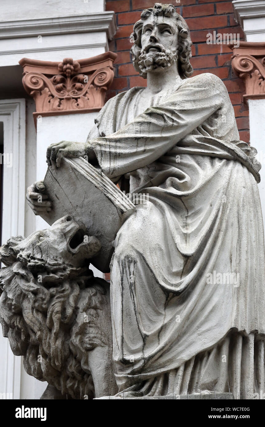 Heiliger markieren sie die evangeliststatue -Fotos und -Bildmaterial in ...
