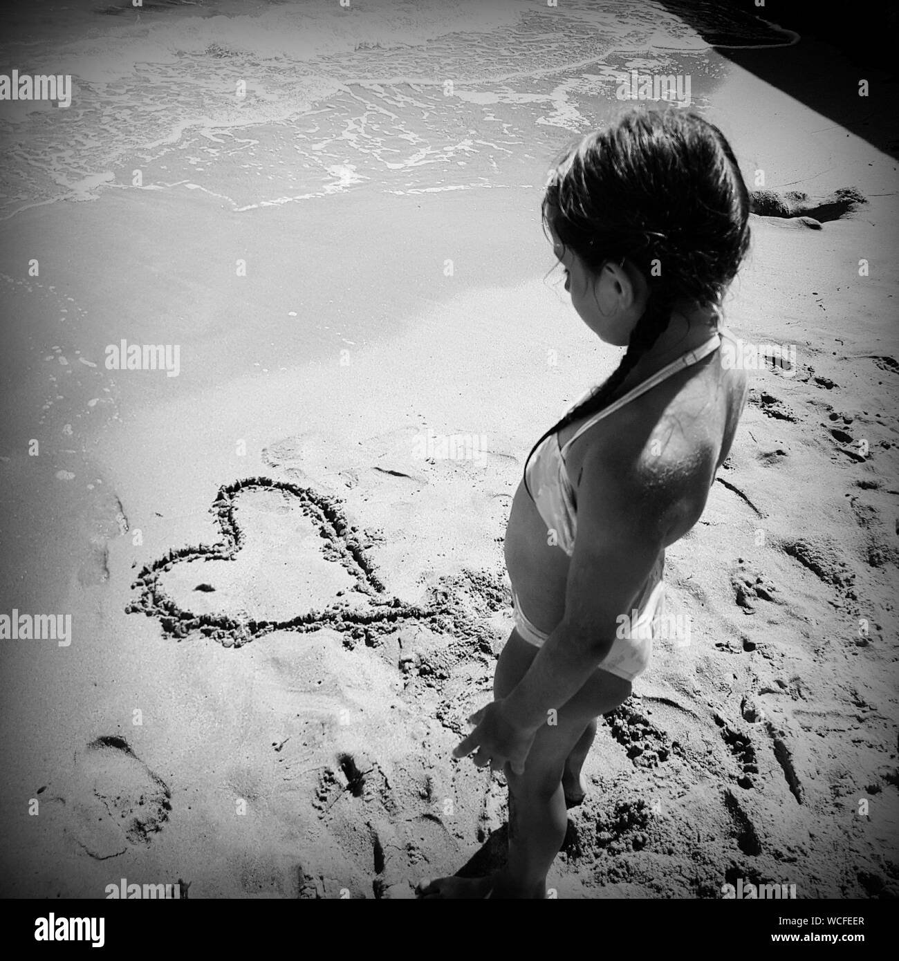 Mädchen Im Bikini Strand Schwarzweiß Stockfotos Und Bilder Alamy
