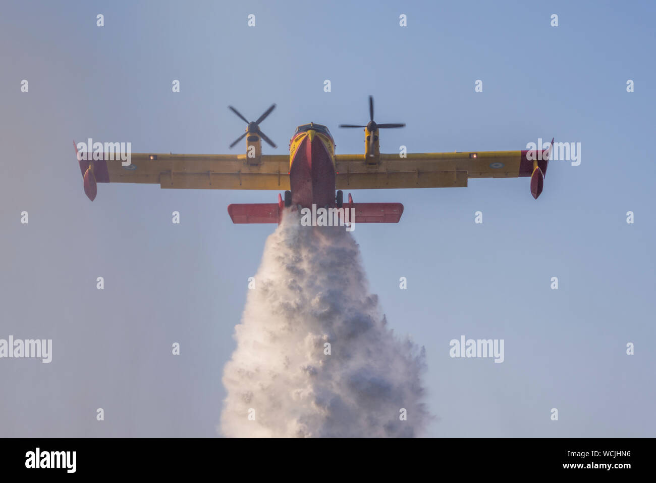 Canadair CL-215 der griechischen Luftwaffe gegen Waldbrände in Corfu ... Canadair CL-215 der griechischen Luftwaffe gegen Waldbrände in Corfu ...