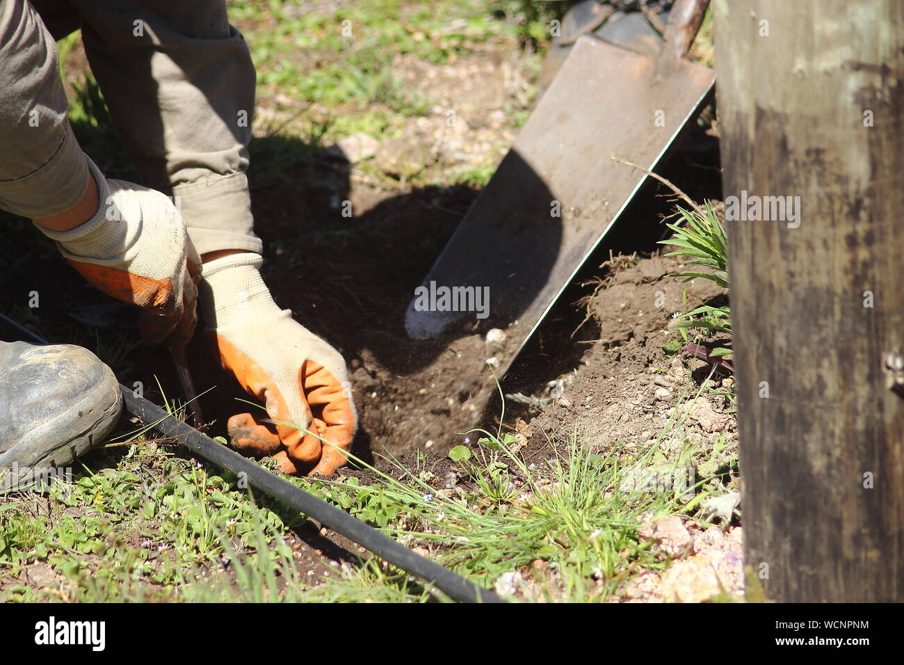 Digging hole garden -Fotos und -Bildmaterial in hoher Auflösung – Alamy