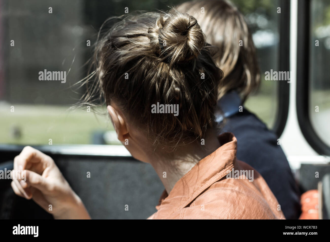 Two women sitting on bus -Fotos und -Bildmaterial in hoher Auflösung ...